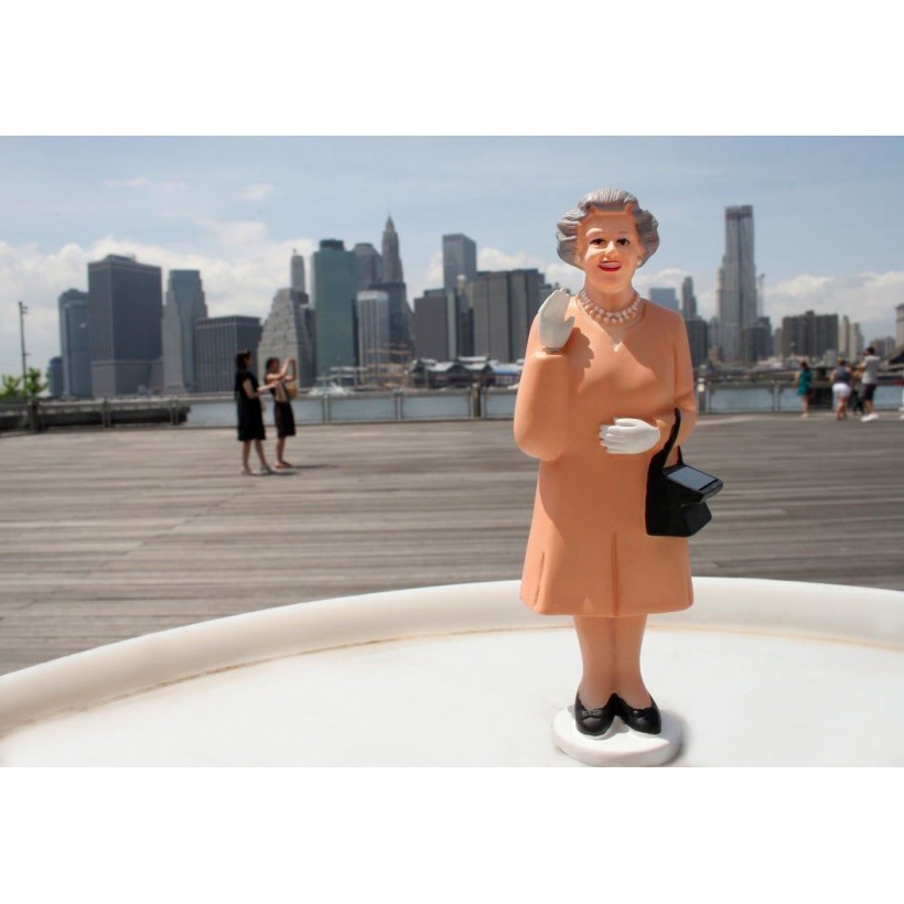 Waving Queen Solar Figurine | Smithers of Stamford • UK, US & Canada