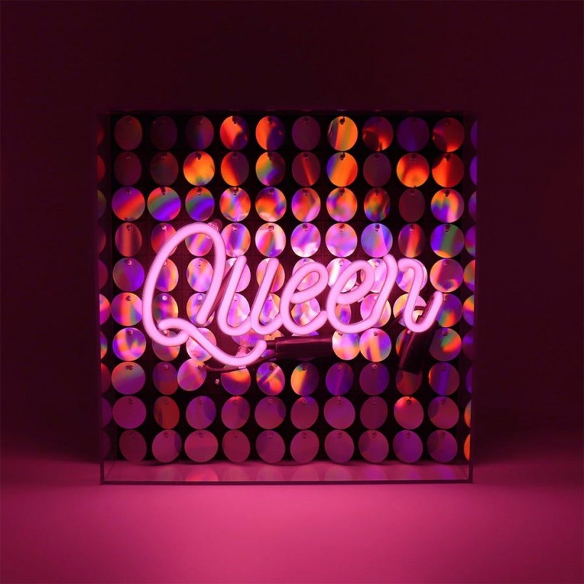 QUEEN NEON SIGN IN PINK