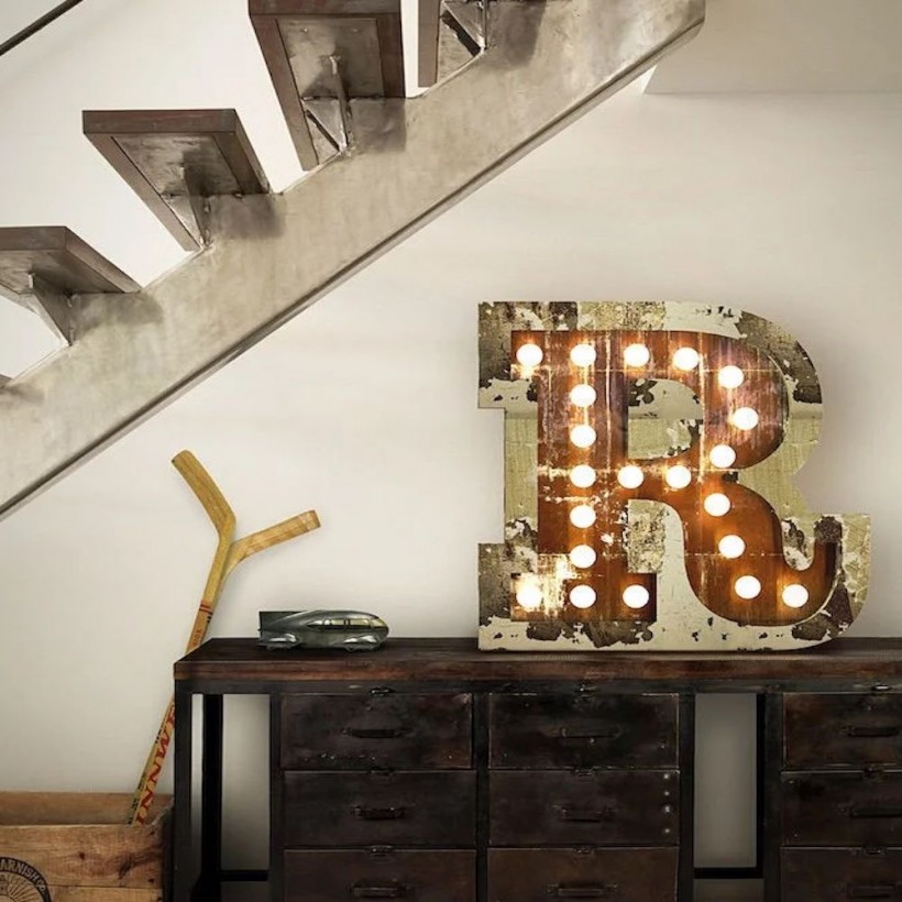 R Light bulb Letters Lamp: Smithers